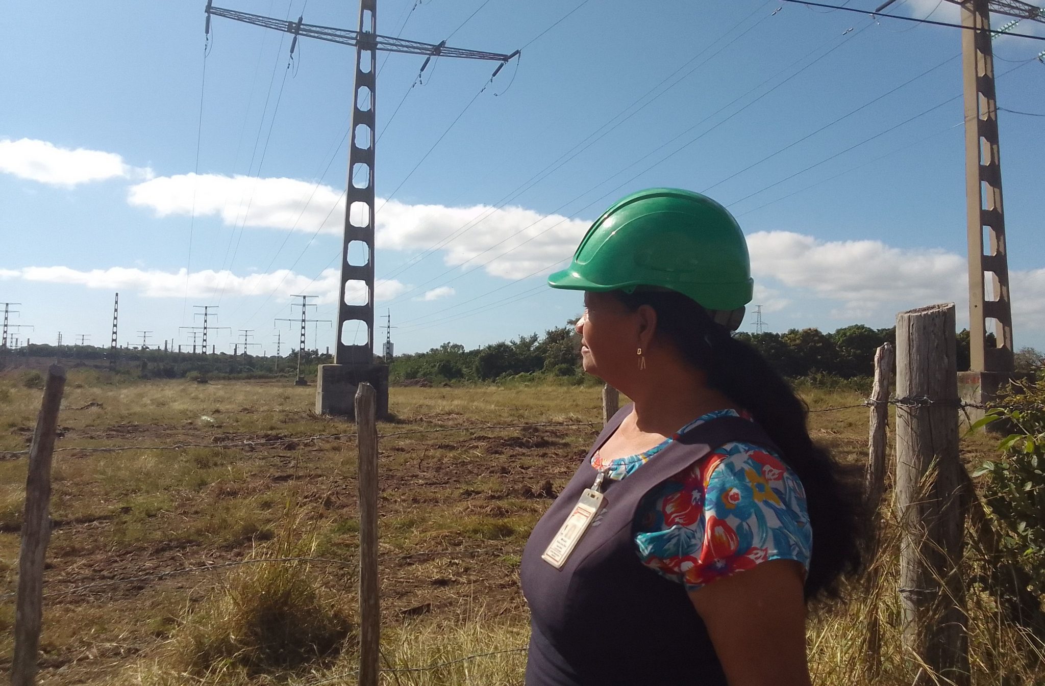 Una mujer entre líneas de alto voltaje